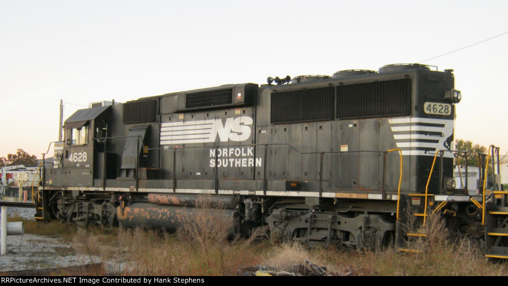NS 4628 works with SD40-2 as Sylacauga Local power in Nov 2011